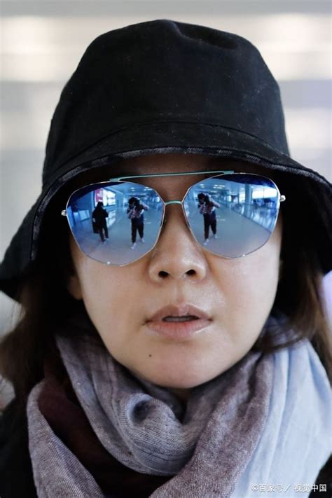 48岁闫妮素颜亮相机场 美腿纤瘦完全看不出年近五旬百科ta说