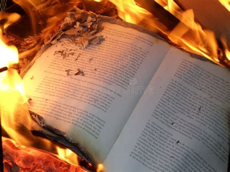 Старая книга и свеча горения в темноте Стоковое Изображение