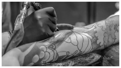 Mulher é rejeitada por ter tatuagens e recebe indenização por danos