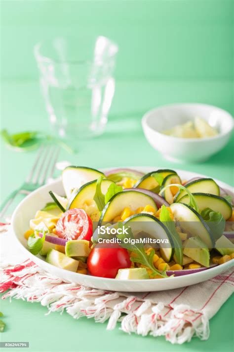 Sweetcorn 토마토 아보카도 건강 한 채식 식사와 Spiralized 애호박 샐러드 0명에 대한 스톡 사진 및 기타 이미지