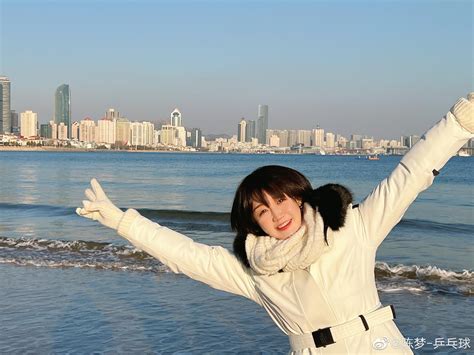 美丽的奥运冠军！陈梦晒2022新照：28岁青岛姑娘一身白，活力四射陈梦青岛奥运冠军新浪新闻