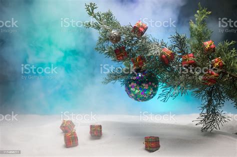 크리스마스 장식 눈에 휴일 속성소나무의 가지에 Bauble 선택적 초점 0명에 대한 스톡 사진 및 기타 이미지 0명 12월