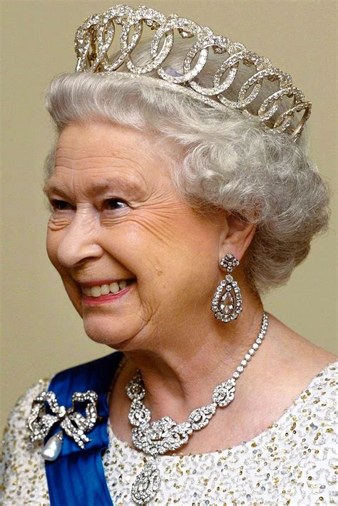 Die Juwelen Von Queen Elizabeth Aus Nächster Nähe Hkvzu