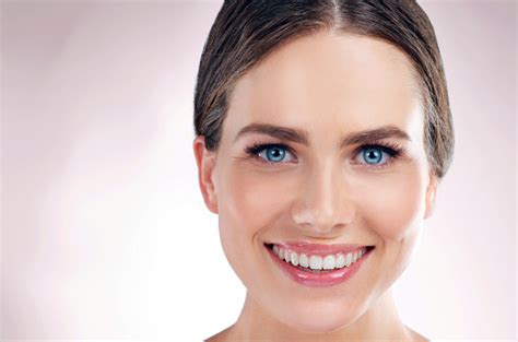 스튜디오 스킨 케어 및 여성의 얼굴 트리트먼트를 위한 빛과 미소 그리고 미학에 대한 자신감 핑크 배경 초상화와 피부과 자랑 광택과 사람에 대 한 결과 부드럽고 아름다움 20