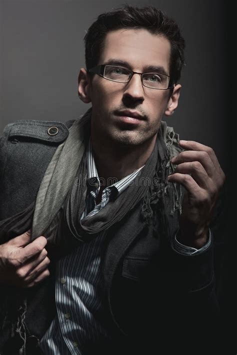 Retrato De Un Hombre Joven Hermoso Que Parece Serio Imagen De Archivo