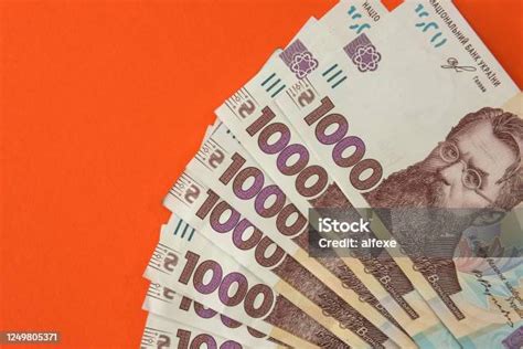 2020 년 의 새로운 1000 지폐 오렌지에 고립 우크라이나 돈 Uah 0명에 대한 스톡 사진 및 기타 이미지 0명