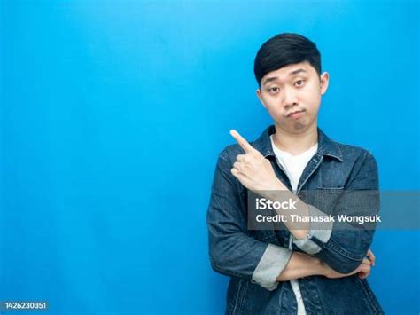 아시아 남자 진 셔츠 제스처 복사 공간에서 손가락 포인트 손가락 30 34세에 대한 스톡 사진 및 기타 이미지 30 34세