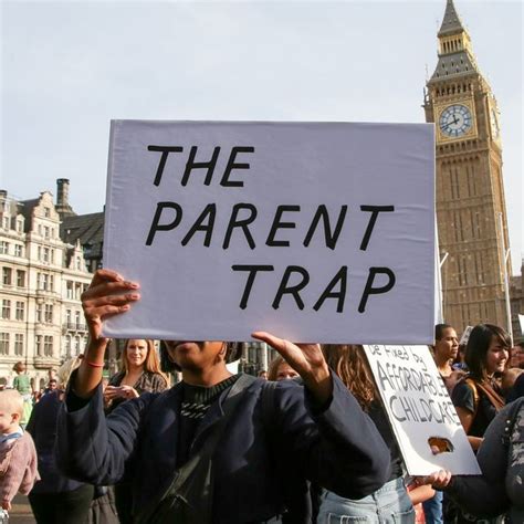 Британската „глоба за майчинство“ е принудила 250 000 жени да напуснат работа