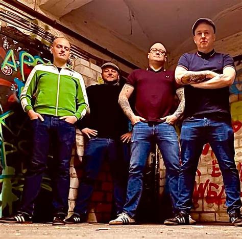 Red Bricks 💥 Singer Wanted 💥 We‘re Looking Facebook