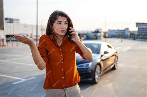 Mujer Joven Nerviosa De Pie Junto Al Capó Abierto Y Llamando Al
