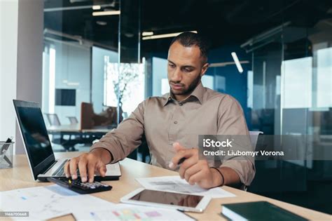 아프리카 계 미국인 남성 회계사 인 감사관이 사무실에서 일합니다 서류 작업 계산 컴퓨터에 대한 스톡 사진 및 기타 이미지 컴퓨터 30 34세 가계 Istock