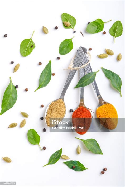 다양한 향신료 흰색 배경에 숟가락 복사 공간이 있는 맨 위 뷰입니다 0명에 대한 스톡 사진 및 기타 이미지 Istock