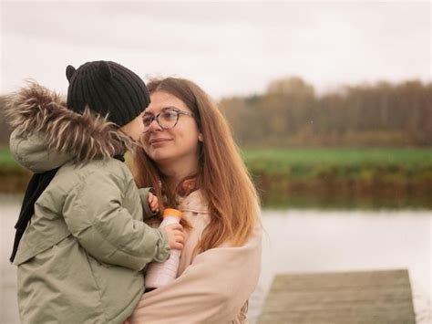 Madre E Hija Se Miran Foto Premium