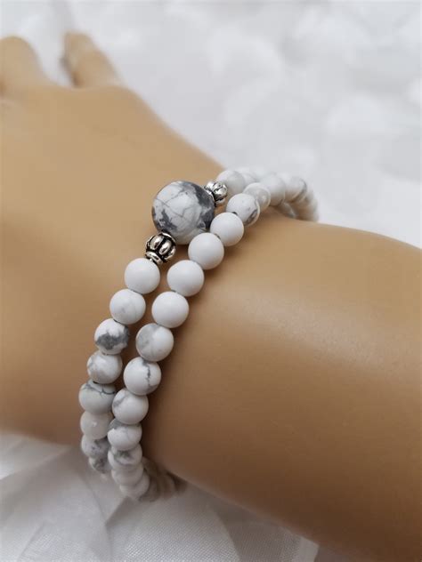 White Natural Howlite Bead Wire Bracelet