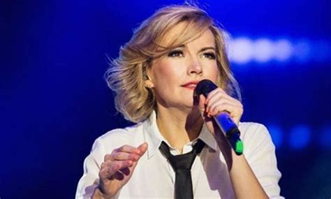Ilse De Flans Sufre Fuerte Caída En Concierto Video Fama