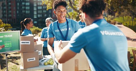 기부 자원 봉사 팀 및 도움 웃음 및 지역 사회 보살핌을 위해 야외에 있는 사람 Ngo 그룹 미소와 자선 봉사 및 배급용 상자 음식 기부 및 빈곤 물품을 통한 인도주의적