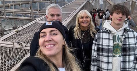 Miriam Ocallaghan Pose Avec Son Mari Steve Carson Ses Filles Et Ses Fils à New York