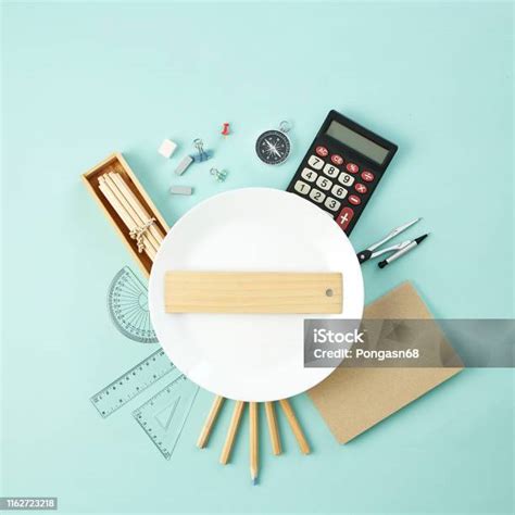 파스텔 창백한 파란색 배경에 다양한 문구와 연필 케이스빈 흰색 접시 0명에 대한 스톡 사진 및 기타 이미지 0명 개념 개념과 주제 Istock