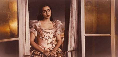 Lily Collins 