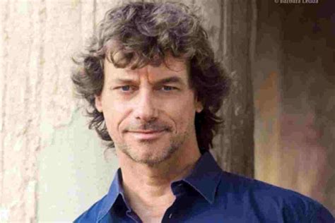 Alberto Angela un occhio alla vita privata del conduttore chi è la moglie Monica I due hanno