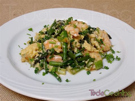 Revuelto de espárragos con gambas y ajetes Receta tradicional