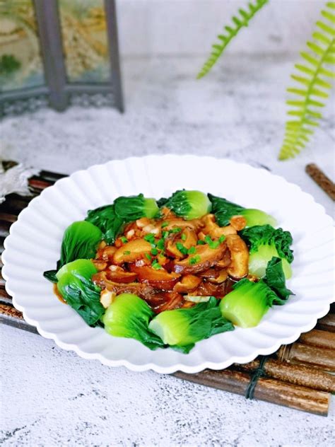 一道蚝油香菇菜心，菜心鲜嫩可口，香菇鲜香，比肉还好吃东方养生频道东方养生