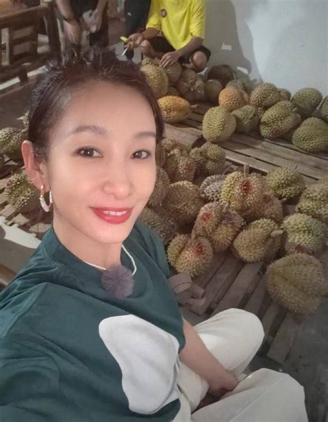 秦海璐晒《花少好友记》美照 随性自然明艳自信紫色镜头姐姐