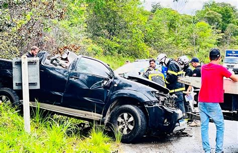 Colisão frontal entre carreta e carro deixa um morto e dois feridos na