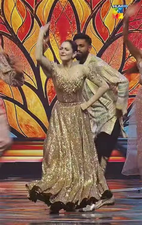 Mahira Khan And Hania Aamir Dance Videos From Hum Awards Reviewitpk
