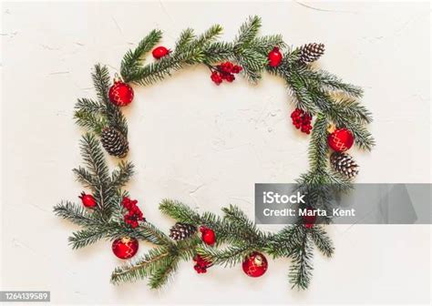 크리스마스 빛 배경 전나무 가지 붉은 Baubles와 열매화환 아름다운 프레임및 텍스트복사 공간 0명에 대한 스톡 사진 및 기타
