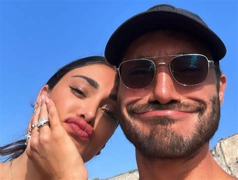 Belen in vacanza con Elio Lorenzoni Stefano è a Milano con Santiago