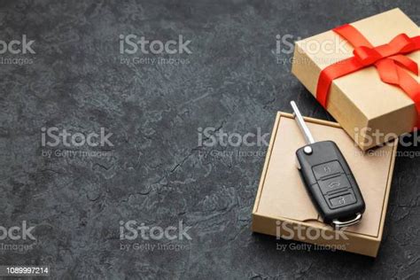 선물 상자 레드 리본 활과 원격 제어 경보 시스템과 자동차 키 텍스트에 대 한 공간을 복사 합니다 기회에 대한 스톡 사진 및