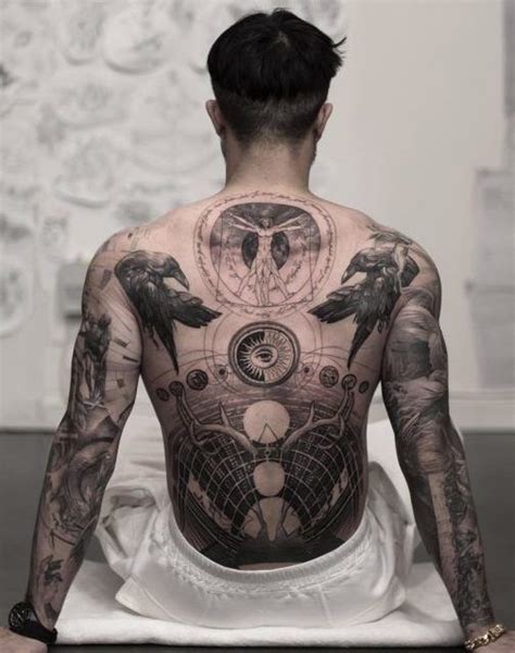 100 Incroyables Tatouages Dans Le Dos Pour Homme En 2020 Tatouage Dos