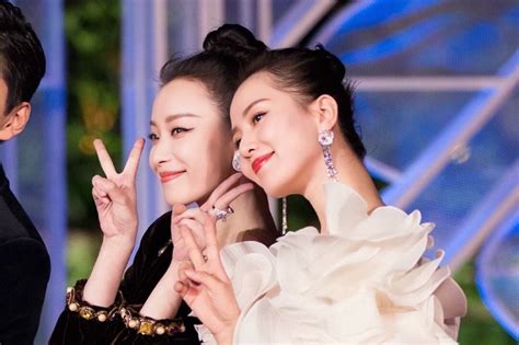 刘诗诗倪妮黑白天鹅 诗诗倪妮天鹅颈同框 诗诗倪妮天鹅颈 大山谷图库