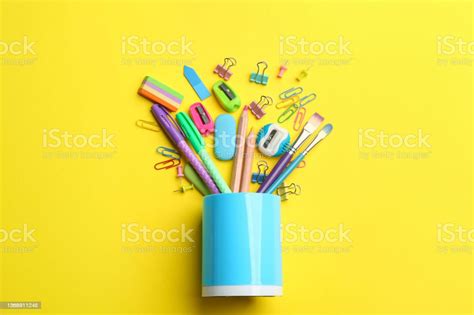 黄色の背景に学校の文房具とフラットレイ構成学校に戻る まぶしいのストックフォトや画像を多数ご用意 まぶしい ウクライナ カラフル