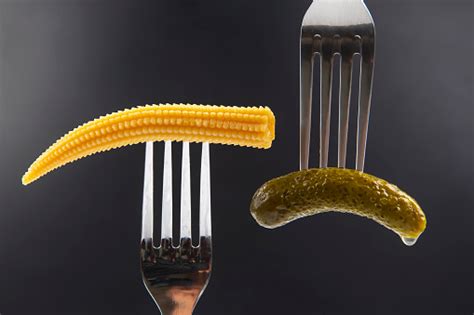 어두운 배경에 포크 클로즈업에 절인 오이와 옥수수 음식과 채소 0명에 대한 스톡 사진 및 기타 이미지 0명 건강한 식생활