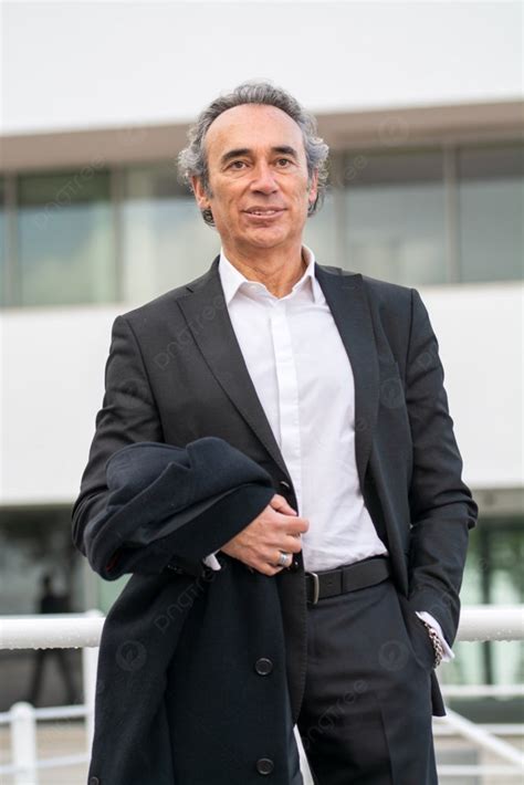 Fondo Hombre De Negocios Con Traje En Ambiente Al Aire Libre Foto E