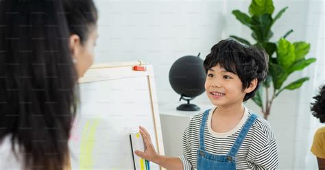 학교에서 아이들에게 예술을 가르치는 백인 아름다운 젊은 여성 교사 매력적인 강사 마스터 여성은 교실에서 학생 유치원 유치원과