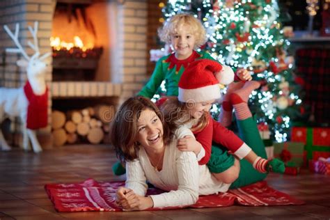 Famiglia Con I Bambini All Albero Di Natale Ed Al Camino Immagine Stock Immagine Di Vivere