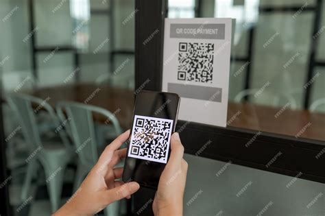 Оплата с помощью Qr кода электронный кошелек человек сканирует тег