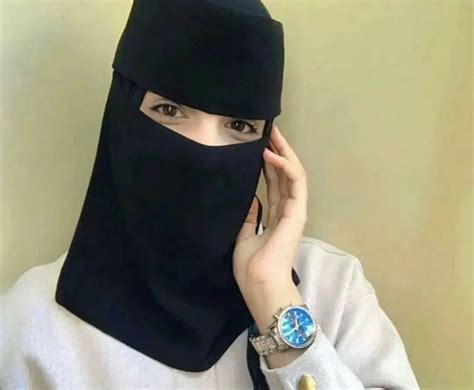انا دكتورة سعودية عمري 43 ثريه جدا بشرة بيضاء شعري طويل اسود منفصله بدون اولاد السكن موجود عندي