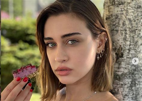 Me Të Voglin E Saj Pranë Oxhakut Dojna Jep Një Syri Lajmi I Fundit