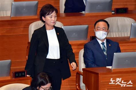 국회 대정부질문 발언대로 향하는 김현미 국토교통부 장관 노컷뉴스
