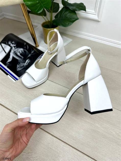 Босоножки на широком каблуке — ціна 2900 грн у каталозі Босоніжки Купити жіночі речі за