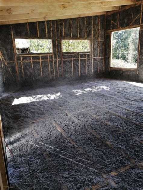 Foto Aislación de Muros bajo Cubierta y Tabiques Mediante Celulosa Proyectada Casa en Yumbel