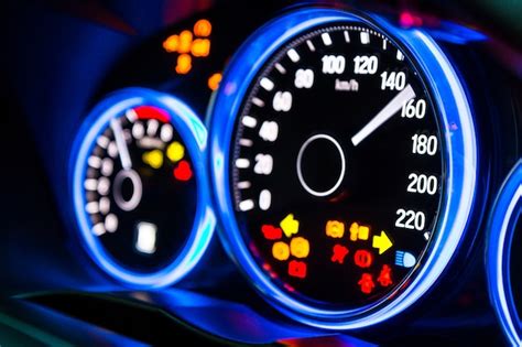 Panel De Instrumentos Del Coche Moderno Tablero Con Pantalla Iluminada Azul Acelerar Foto