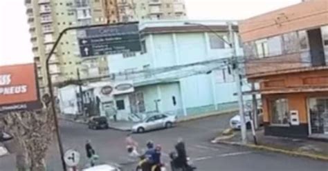 VÍDEO Mulher é atropelada enquanto atravessava a rua bebê no carrinho