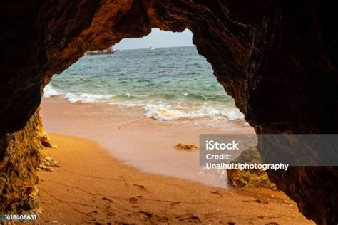 Albufeira의 Praia Da Coelha의 해변에있는 여름에 Algarve의 자연 동굴 포르투갈 0명에 대한 스톡 사진