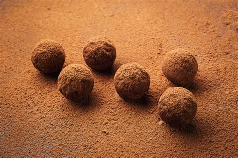 초콜릿 트 러 플 코코아 가루와 트 러 플 초콜릿 사탕 초콜릿으로 만든 신선한 에너지 공입니다 미식가 모듬 만든 트 뤼 플 초콜렛 초콜릿과 커피 콩의 덩어리 가루로 빻은에