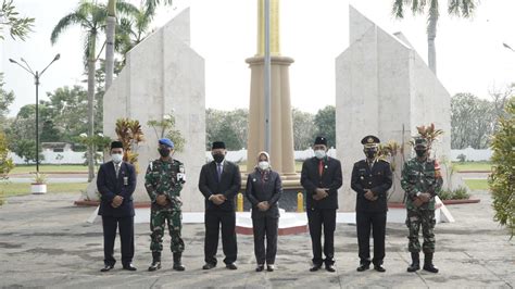 Gema Media Jelang HUT Kota Mojokerto Ning Ita Dan Cak Rizal Berziarah Ke Makam Pendiri Mojokerto